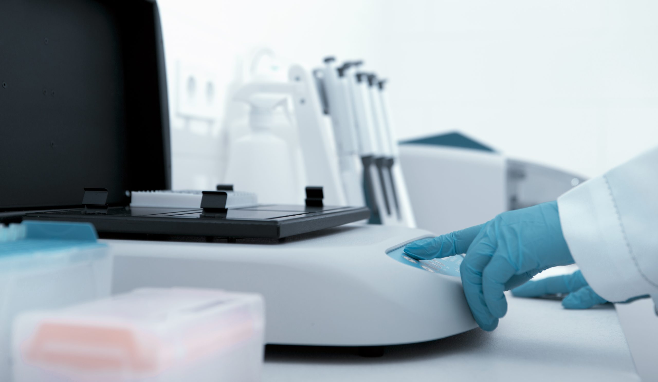 How does a clinical chemistry analyzer work? - Kalstein